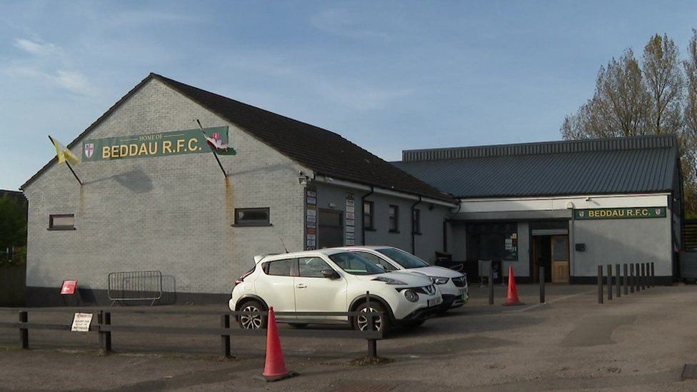 Beddau: Menyw wedi marw ar ôl tagu ar falws melys - BBC Cymru Fyw