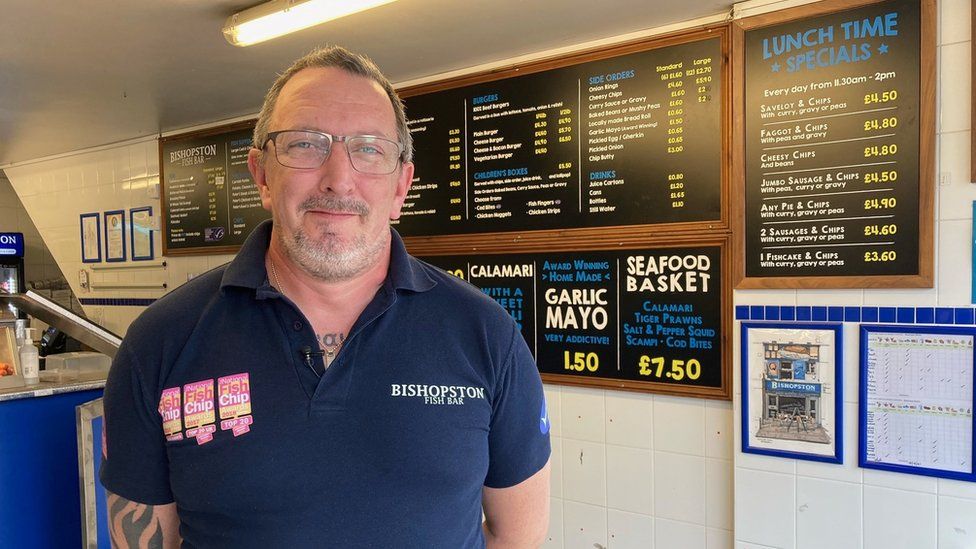 Chip shops face 'extinction' amid cost of living crisis - BBC News