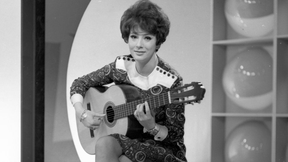 Y cyflwynydd a'r nofelydd, Mari Griffith wedi marw - BBC Cymru Fyw