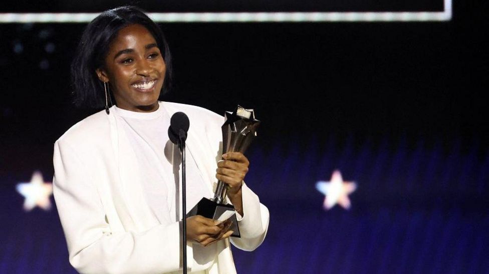 Emmys: Why is The Bear star Ayo Edebiri shouting out Ireland? - BBC News