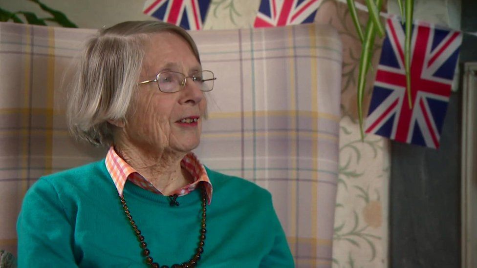 King's Coronation: Woman recalls 'special day' Queen was crowned - BBC News