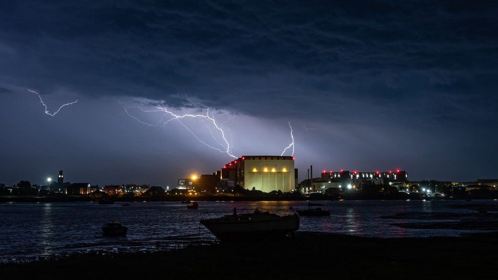 In pictures: Spectacular storms light up England skies - BBC News