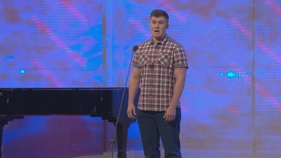 Rhydian Jenkins: Y tenor sy'n taclo - BBC Cymru Fyw