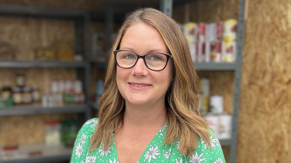 'Cronfa frys' ysgol yn y Rhondda i helpu plant a'u rhieni - BBC Cymru Fyw