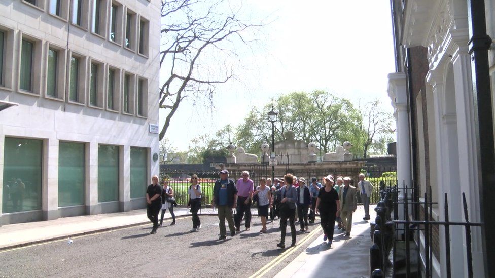 Tours mark 150 years of blue plaques in London - BBC News