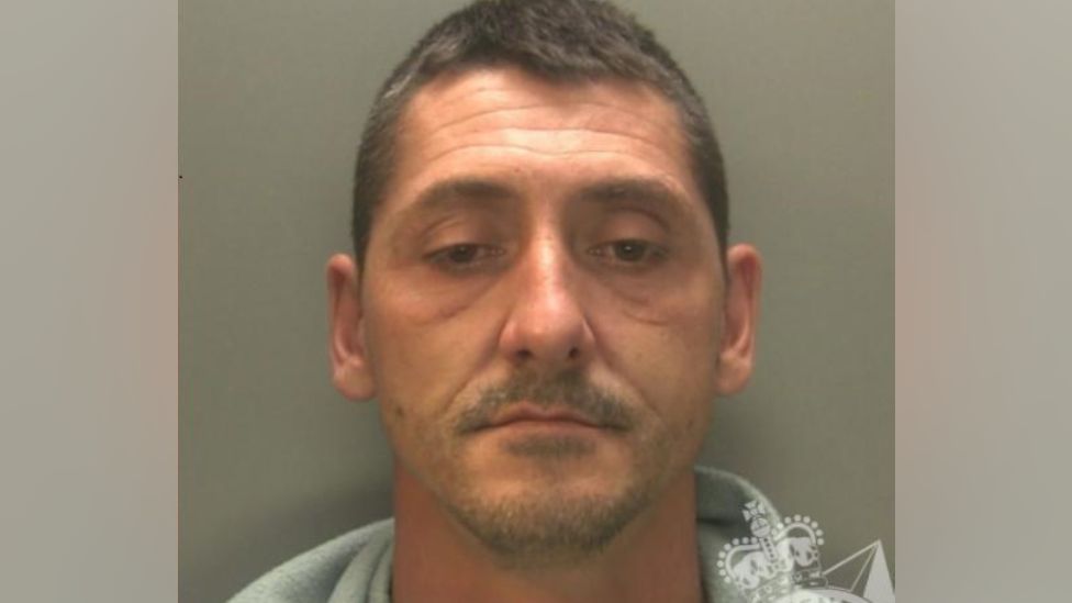 Newport: Paedophile murdered by sister's boyfriend - BBC News