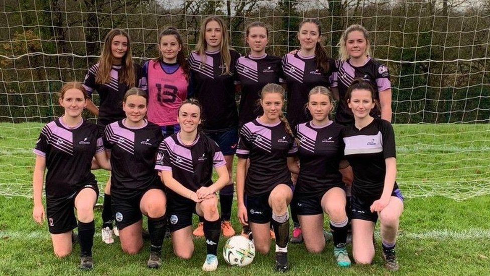 Pêl-droed merched: Cwpan ysgolion yn brofiad 'emosiynol' - BBC Cymru Fyw