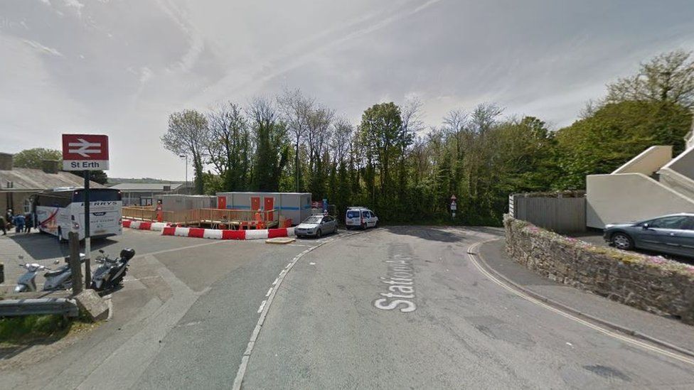 Cornwall cyclist, 71, dies in crash with HGV - BBC News