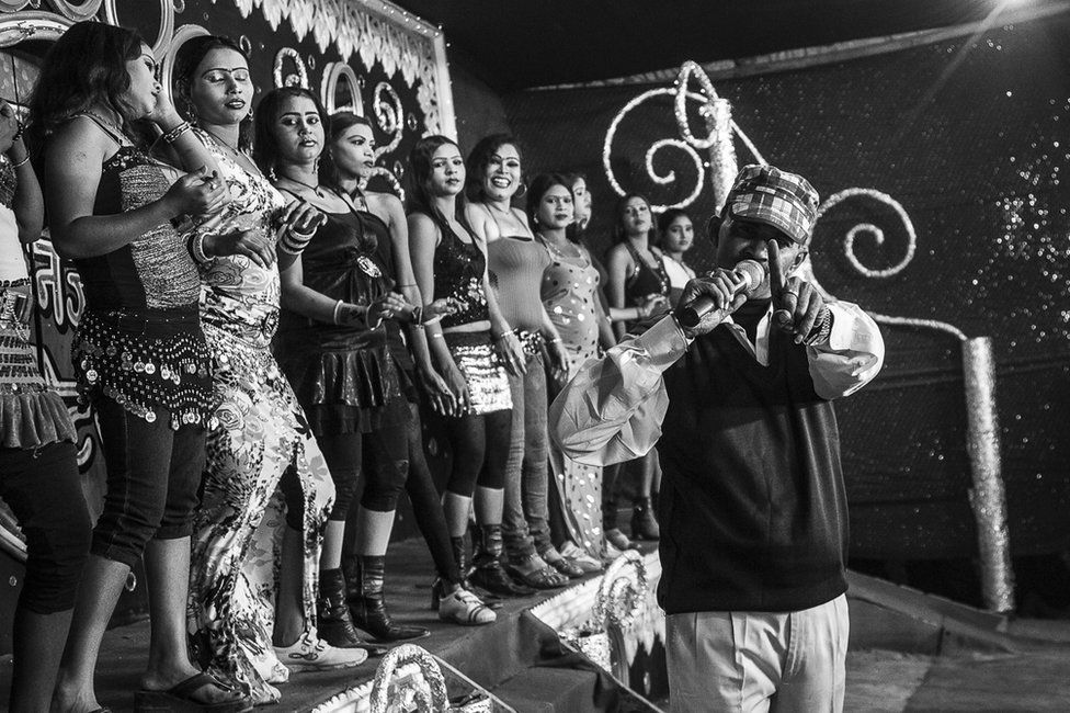 Meet the dancing girls of India's 'folk opera' - BBC News