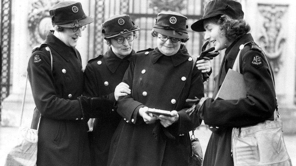 London Fire Brigade exhibition highlights history of firewomen - BBC News