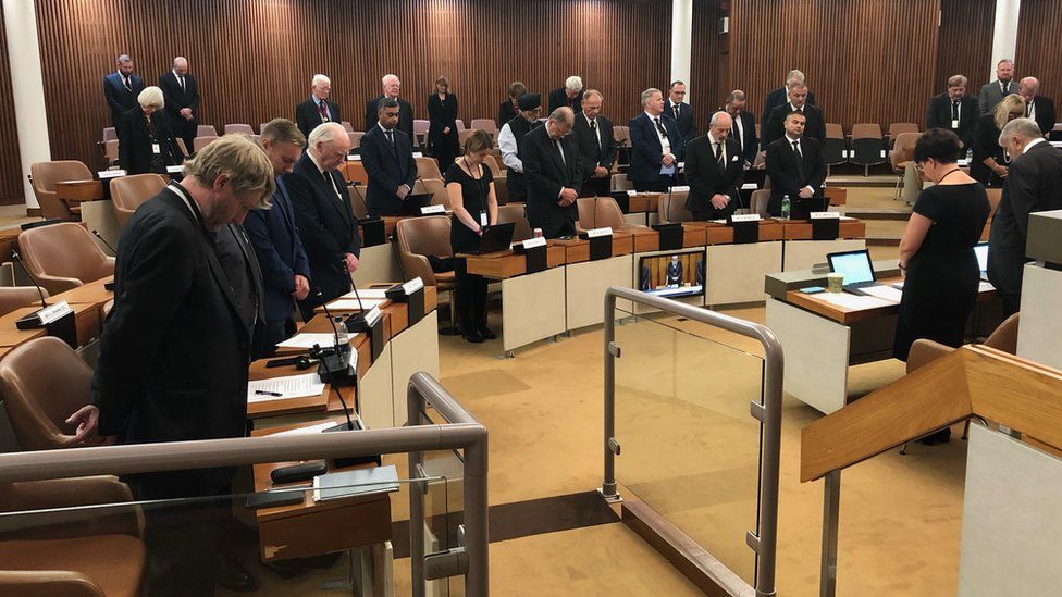 Leicestershire councillors pay tribute to Queen during meetings - BBC News