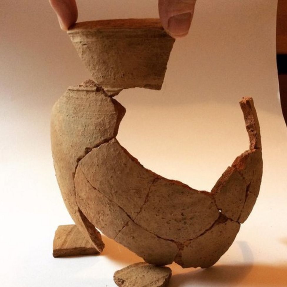 Newport kiln pottery 'reveals life in medieval Wales' - BBC News