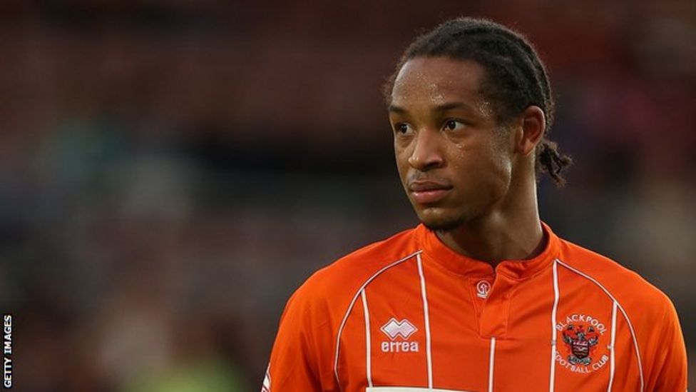 Kwame Thomas: Wrexham sign ex-Burton Albion forward - BBC Sport