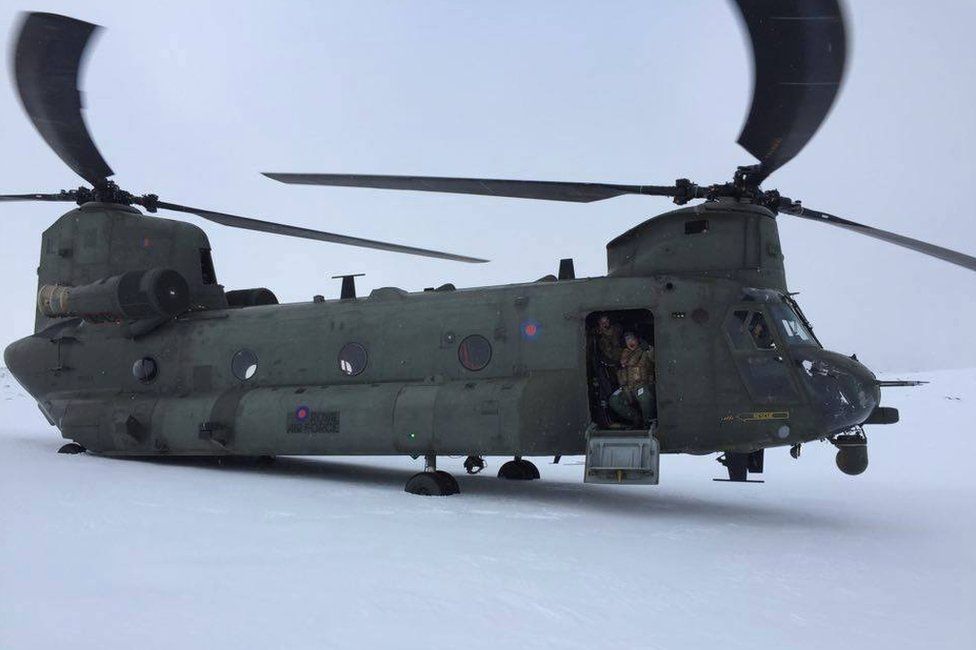 RAF Odiham Chinook crews train in snowy Cairngorms - BBC News