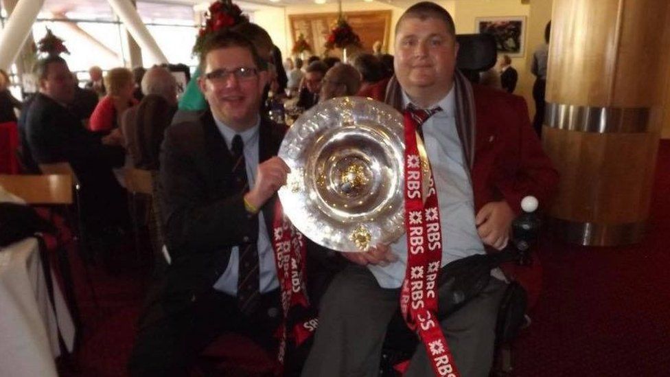 Rob Moore: Penallta Rugby captain dies 25 years after injury - BBC News