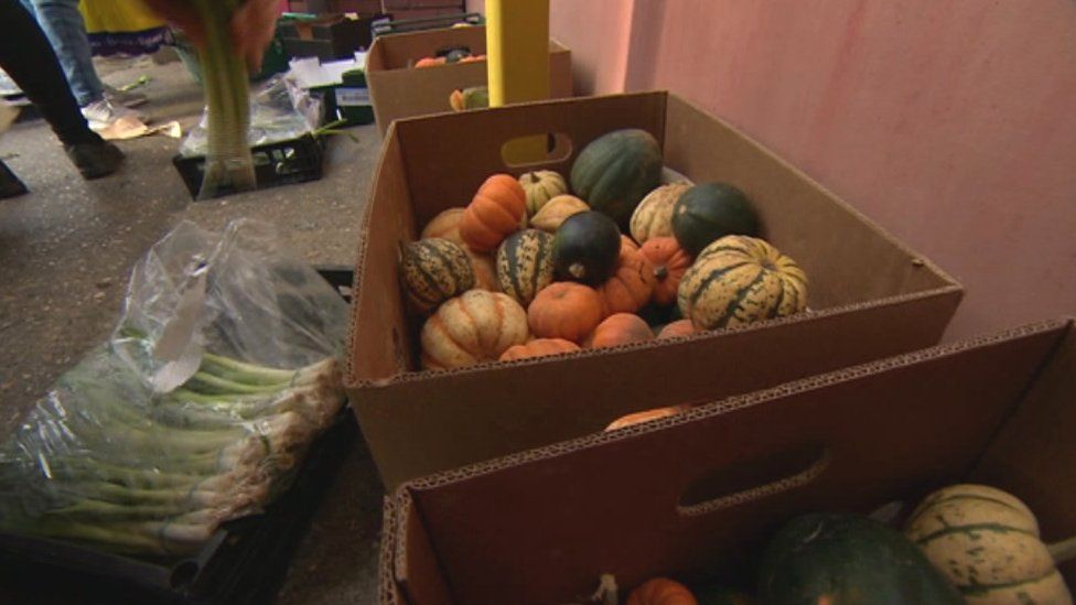 Hull: Asylum seekers cook in city park as hotel food criticised - BBC News