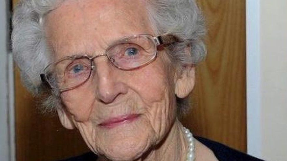 Bristol Rovers bids farewell to loyal supporter, 104 - BBC News