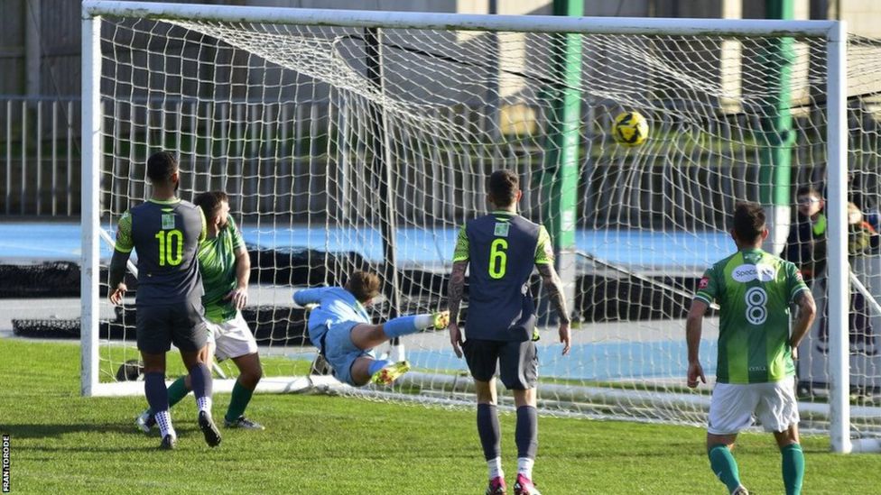 Guernsey FC need two late goals to beat Thatcham Town 3-1 - BBC Sport