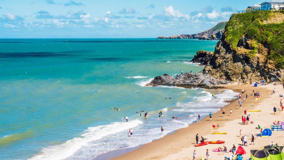 Beaches: Wales awarded 25 Blue flag awards - BBC News