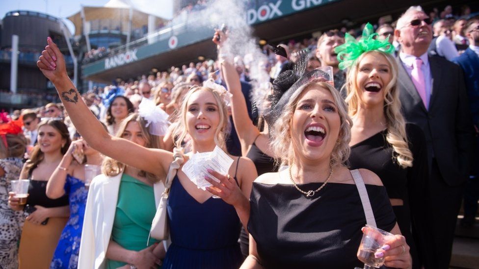Grand National: Four arrests as police praise race-goers - BBC News