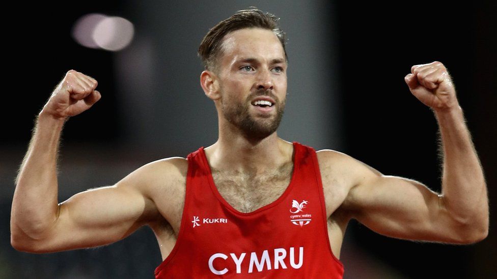 Athletwr 'mewn coma' yn dilyn gwrthdrawiad beic - BBC Cymru Fyw