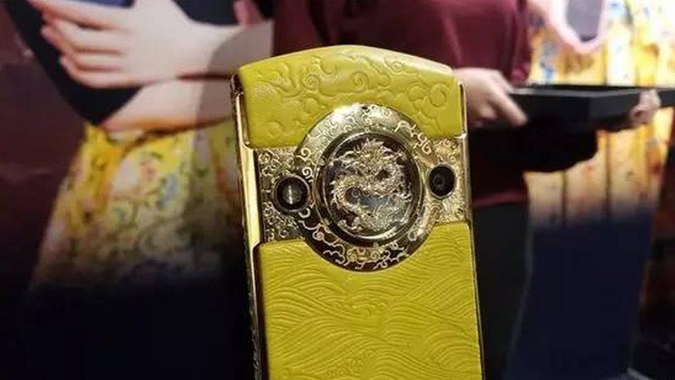 Chinese pour scorn over golden smartphone - BBC News