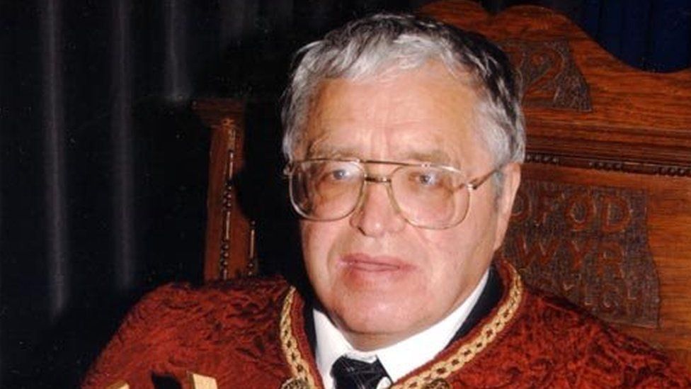 Y bardd T Graham Williams wedi marw yn 84 oed - BBC Cymru Fyw