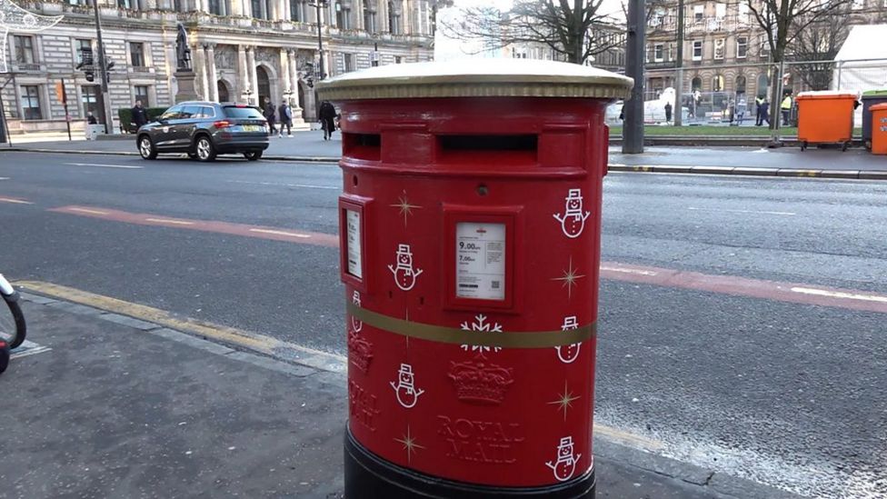 Barry boy makes 700 Christmas cards to spread festive joy - BBC News