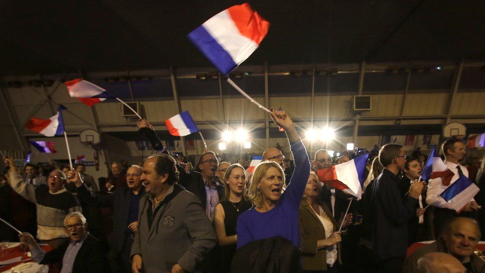 France PM Valls calls for united anti-National Front vote - BBC News