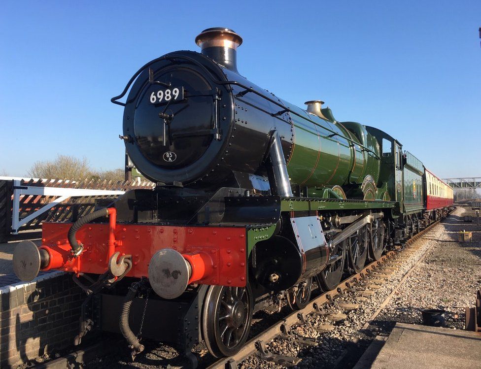 Restored Wightwick Hall locomotive to run in Bucks - BBC News