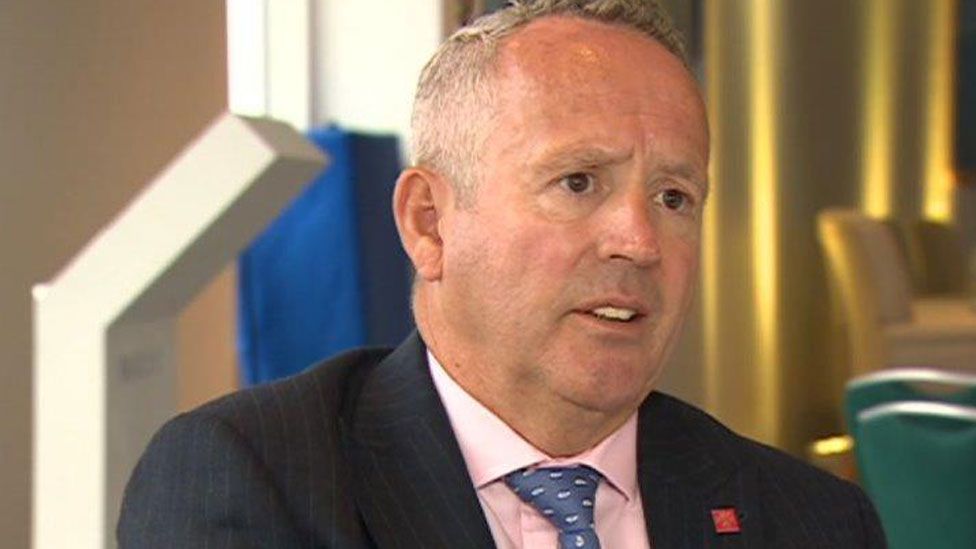 Cwmnïau'n 'nerfus' am brofion gwrthgyrff i weithwyr - BBC Cymru Fyw