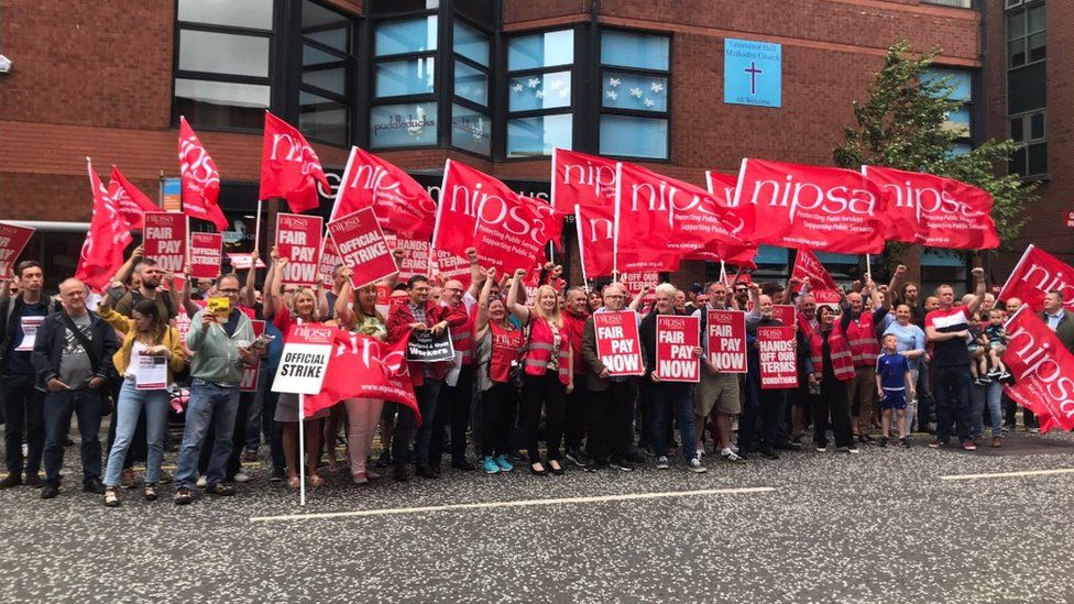 Civil service strike: Nipsa members protest over pay - BBC News
