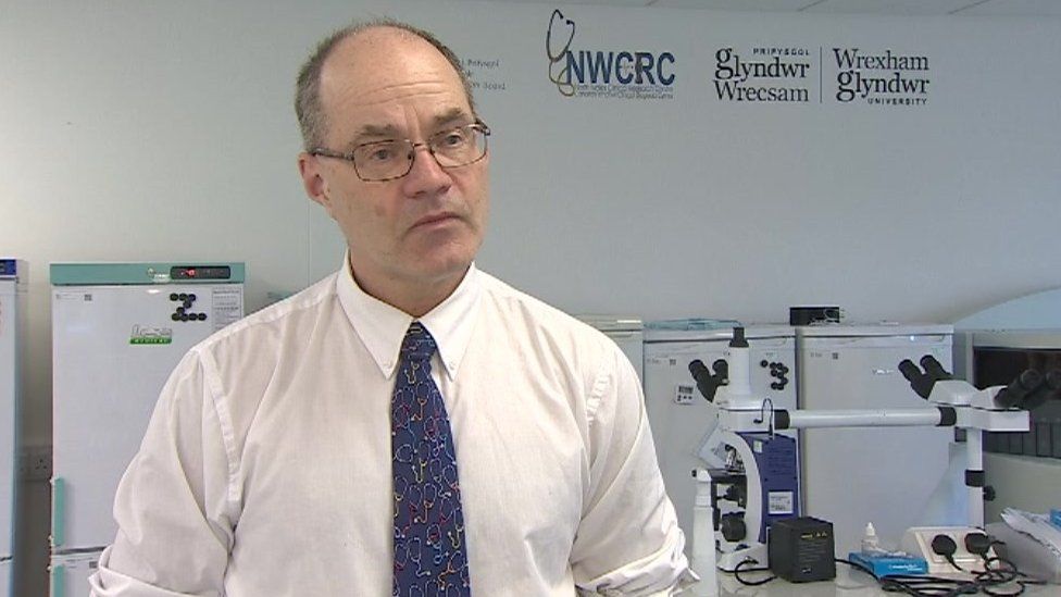 300 o gleifion Covid-19 wedi cofrestru am dreialon - BBC Cymru Fyw