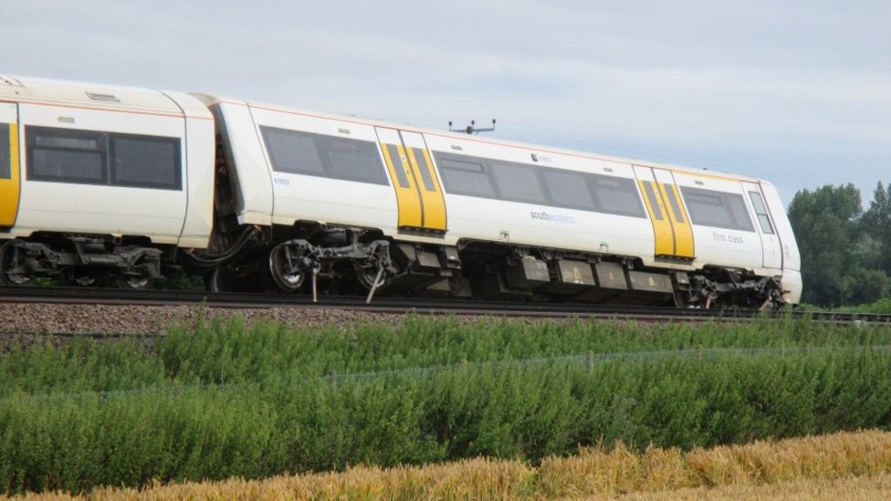Kent rail line closed by cows-on-line derailment reopens - BBC News