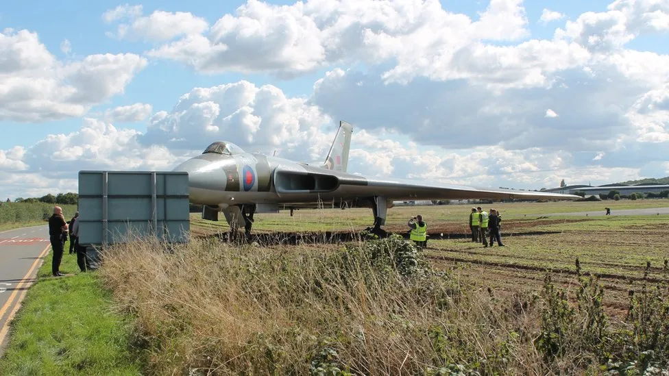 WWW.CRASH-AERIEN.AERO • Excursion de piste du bombardier Vulcan XM655 ...