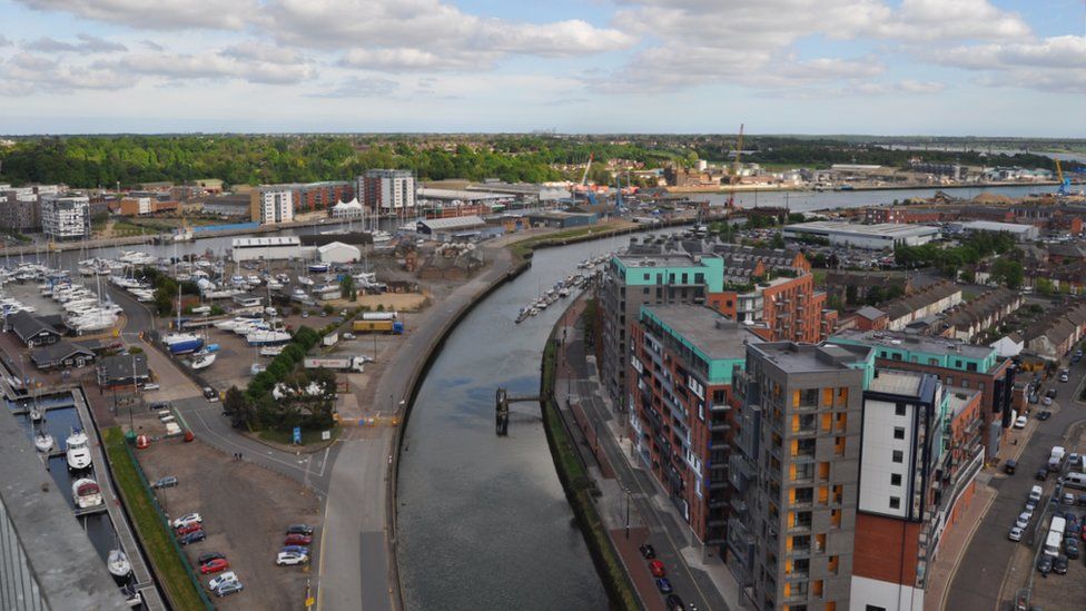 Ipswich docks: Historical photographic archive put online - BBC News