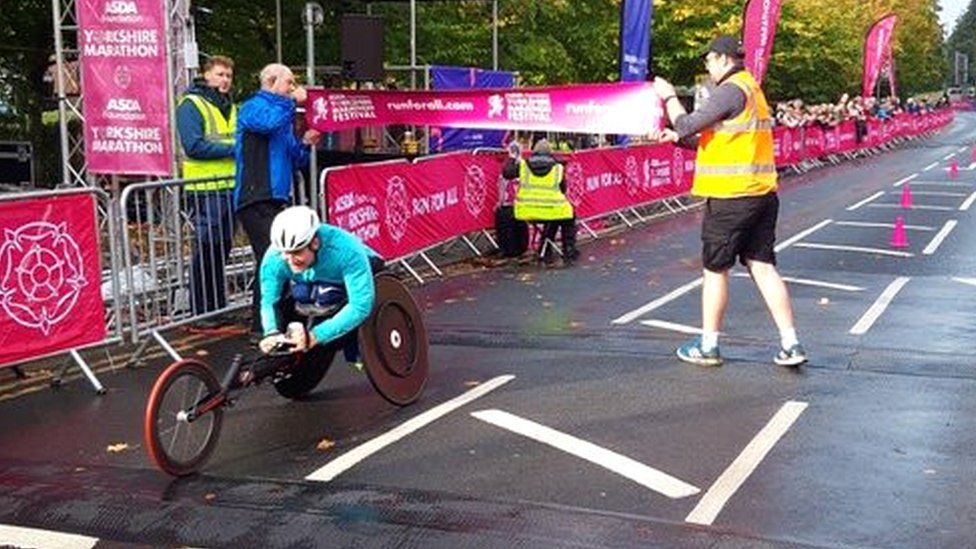 Thousands take part in Yorkshire Marathon - BBC News
