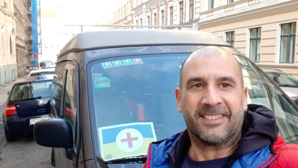 Huddersfield man delivers medical supplies to Ukraine - BBC News