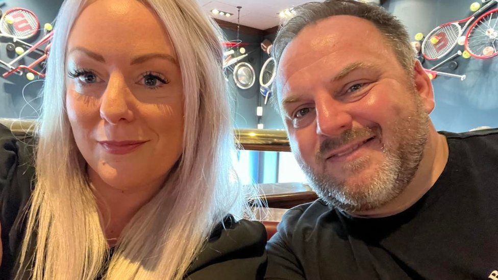 Businesses step in after Yarm wedding is cancelled - BBC News