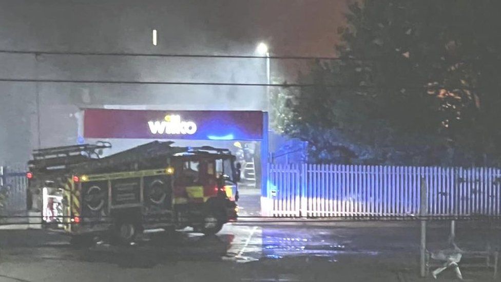 Bulwell fire: Arson suspected after caravan fire spreads to derelict building - BBC News