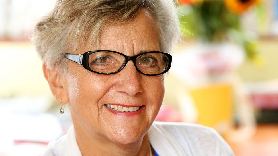 Half of over 60s 'ignore bowel cancer screening in England' - BBC News