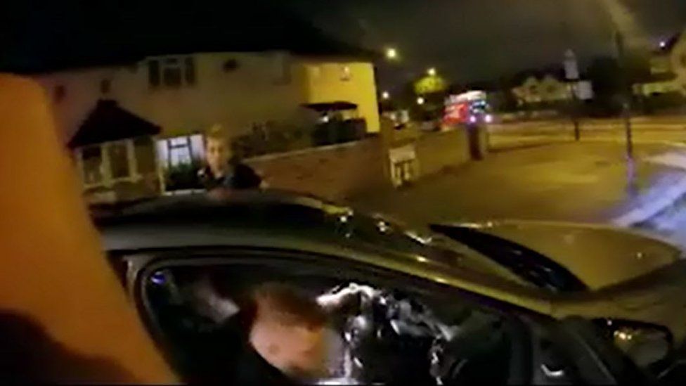 Met Police assaults: Attacks on officers up 40% during lockdown - BBC News