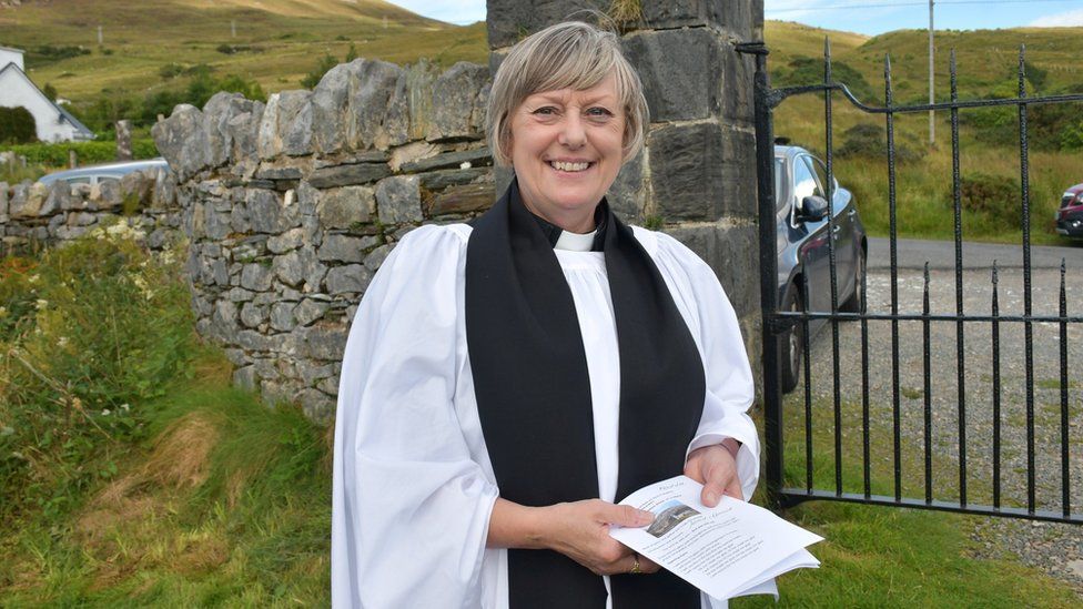 Shaun Doherty: Former broadcaster ordained as priest - BBC News