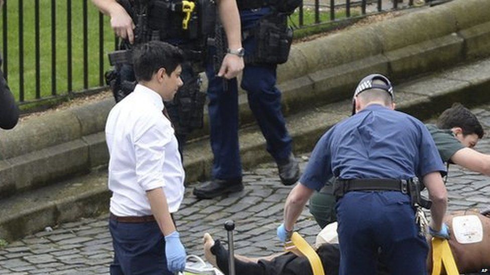 Westminster attack: The people in the photo treating Khalid Masood ...