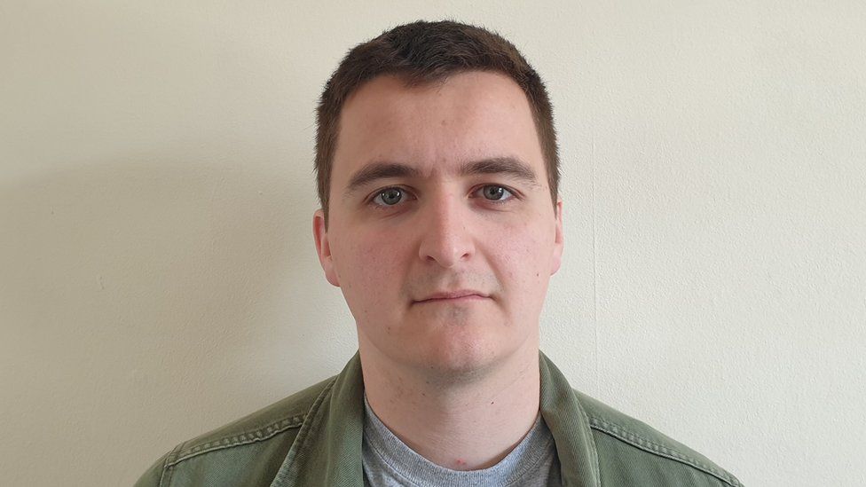 Ateb y Galw: Y dylunydd a'r cerddor Steffan Dafydd - BBC Cymru Fyw