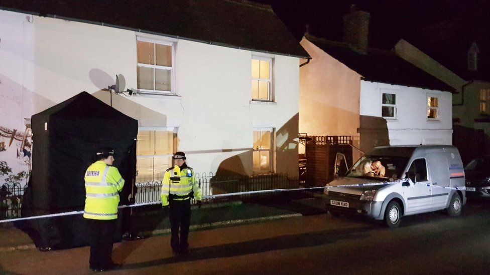 Man jailed for life for girlfriend stabbing murder - BBC News