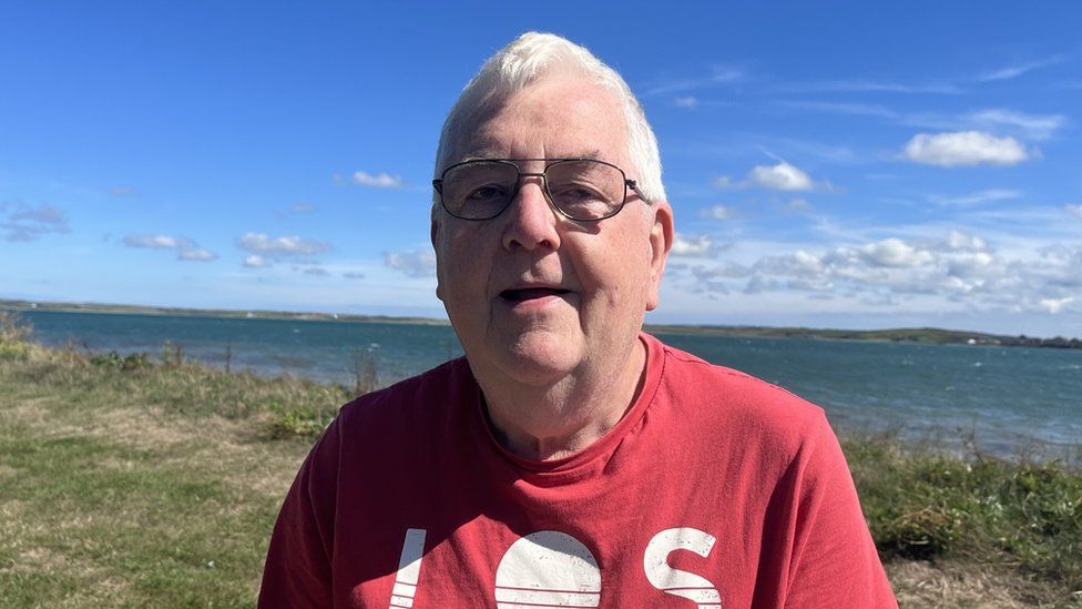 Galw am atal cynllun parc gwyliau Penrhos a gwarchod natur - BBC Cymru Fyw