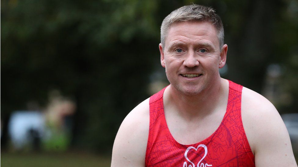 Codi ymwybyddiaeth problemau'r galon ym Marathon Llundain - BBC Cymru Fyw