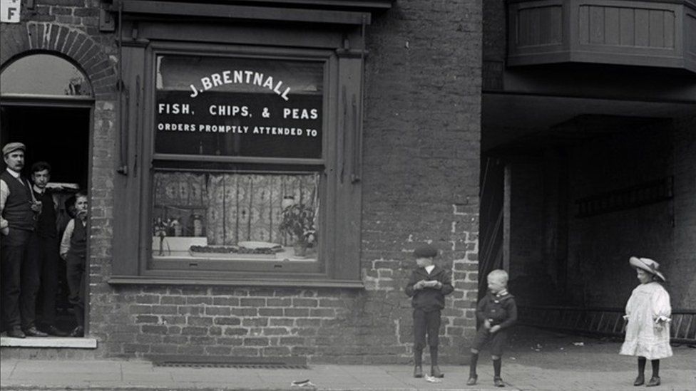 Restorer blown away by images of early 20th Century on dirty slides ...