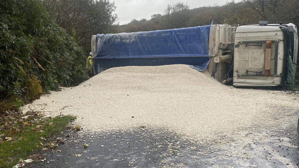 Roche road blocked as overturned lorry causes china clay spill - BBC News